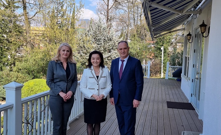 Ambasadori i Kosovës në Shqipëri Nait Hasani, në takim pune me ... Ambasadori i Kosovës në Shqipëri Nait Hasani, në takim pune me ...