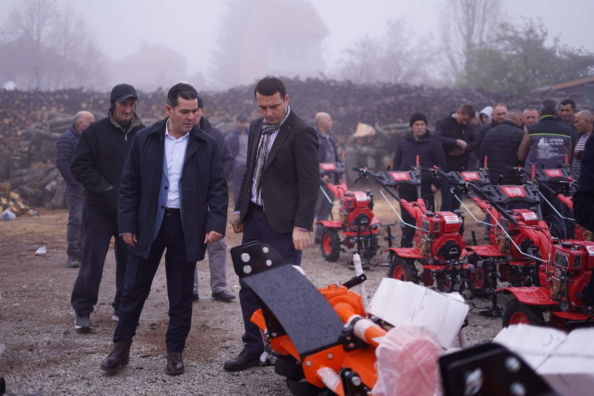 Nënkryetari Kujtim Gashi, së bashku me drejtorin Bexhat Bytyqi, bënë ...